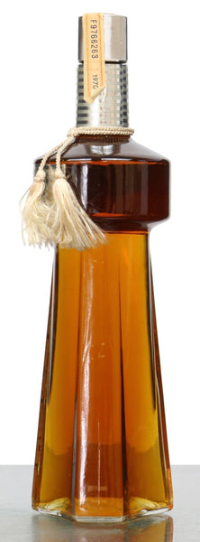 McGuinness Distillers' CN Tower Blended Canadian Whisky - Distilled 19 ...